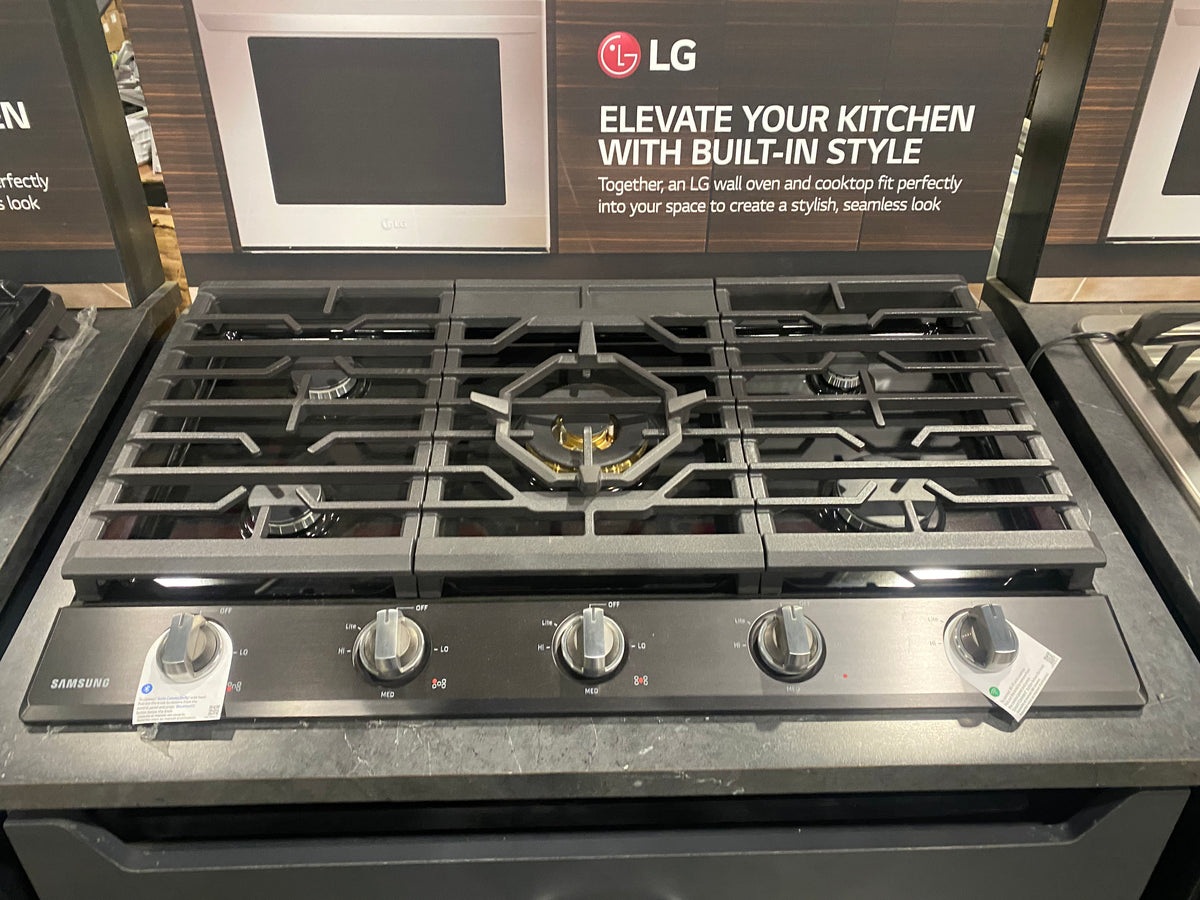 Samsung 36" Smart Gas Cooktop with 22K BTU Dual Power Burner in Black ...